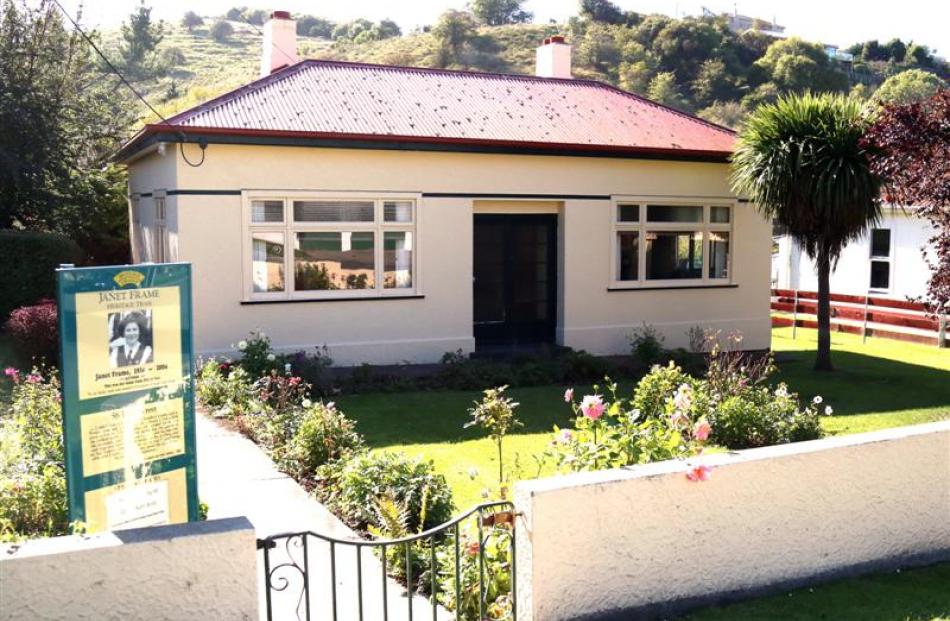 Touring through the eyes of Frame – News! – The Janet Frame House